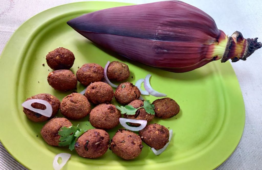 VAZHAIPOO KOLA URUNDAI / BANANA BLOSSOM CRISPY BALLS /VAZHAIPOO KOLA ...